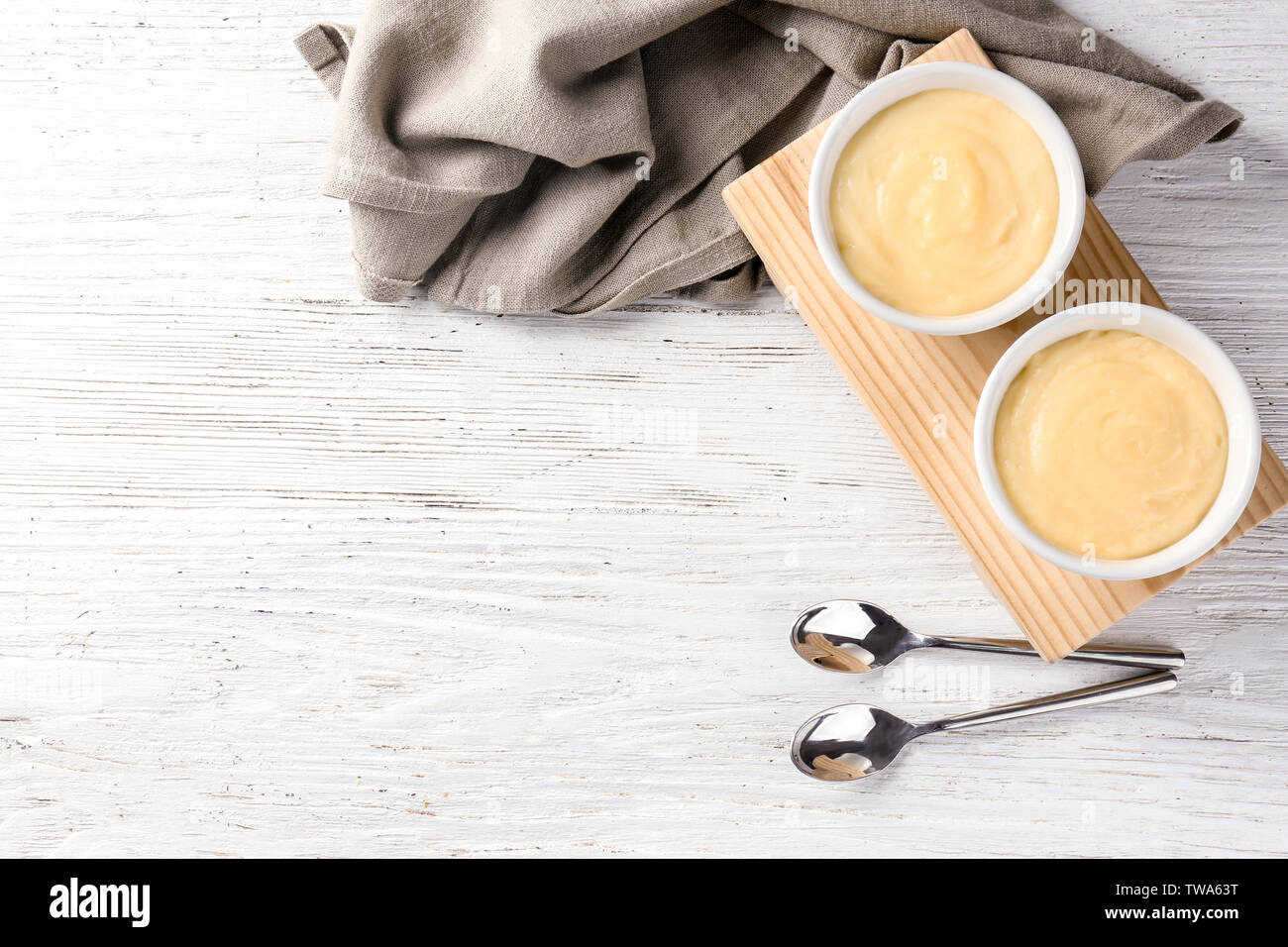 Bowls with vanilla pudding on wooden background Stock Photo - Alamy
