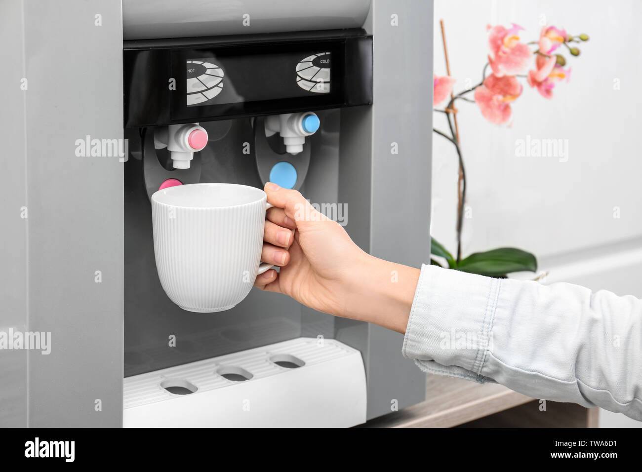 Person filling cup hot water hi-res stock photography and images - Alamy