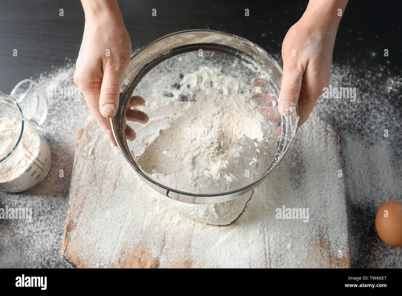 Sift flour dough top hi-res stock photography and images - Alamy