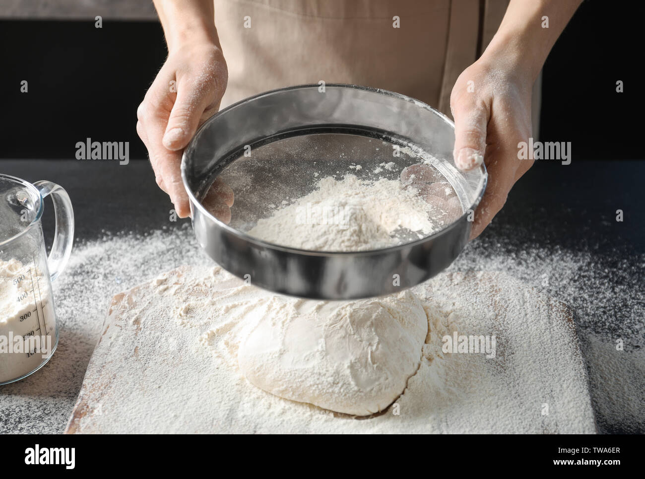 Sifting flour hi-res stock photography and images - Alamy