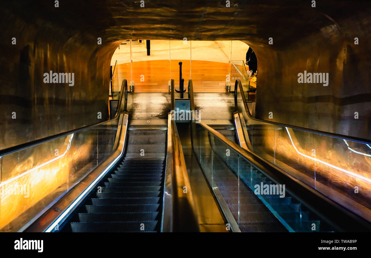 Elevator convergence line, indoor view Stock Photo - Alamy