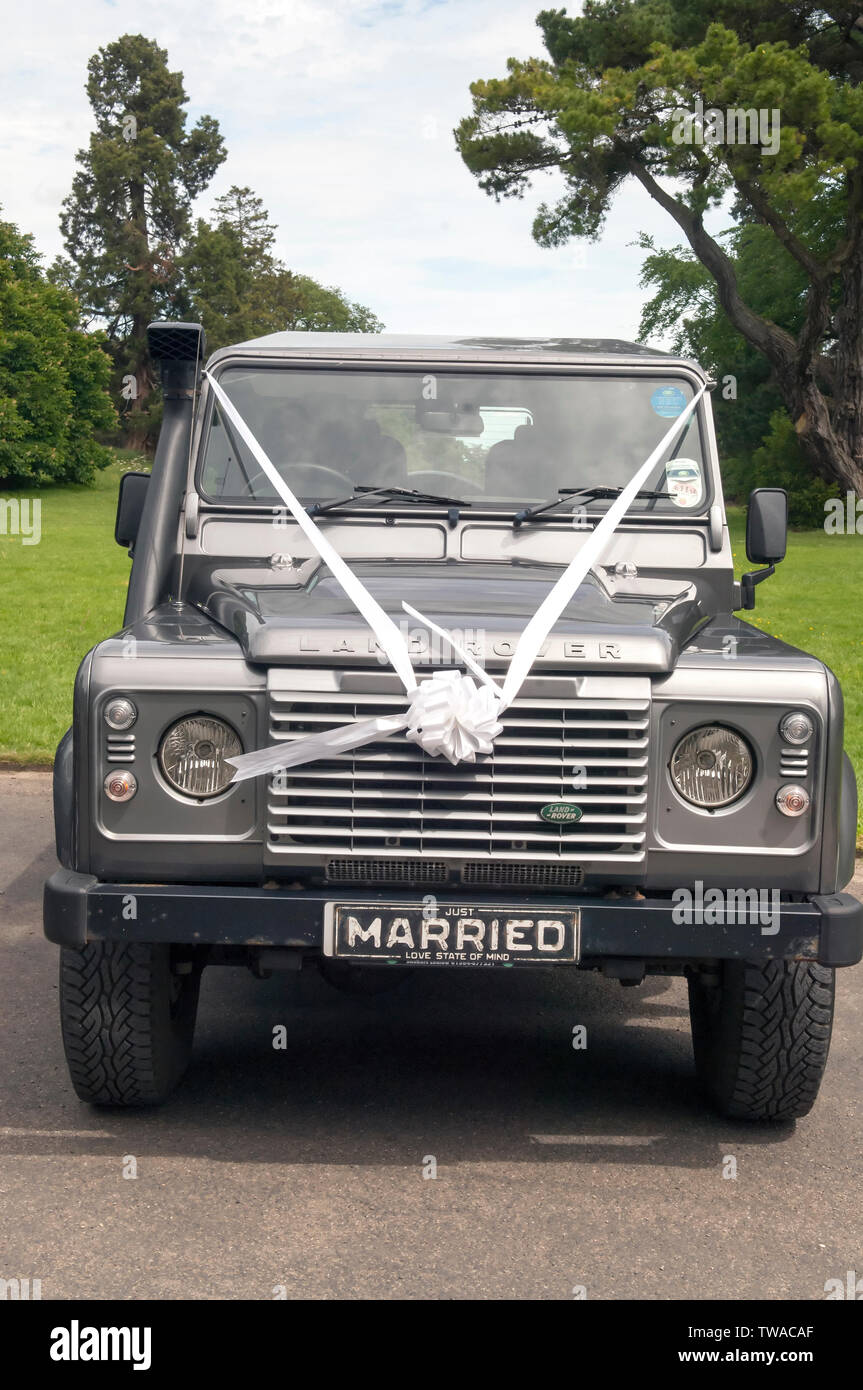 A Land Rover dressed up as a wedding car Stock Photo - Alamy