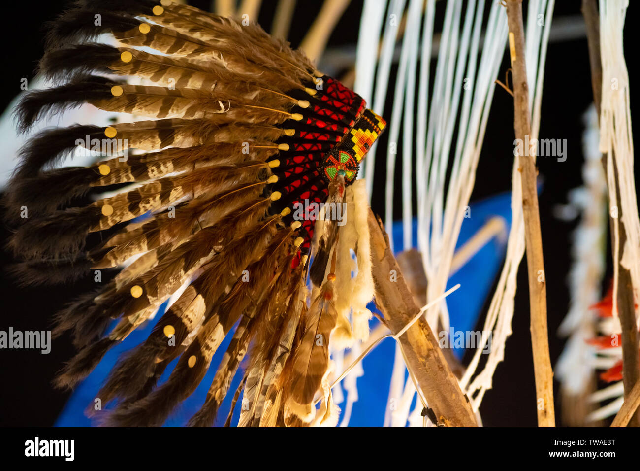 Indian hat. A colorful feathered Indian hat Stock Photo - Alamy
