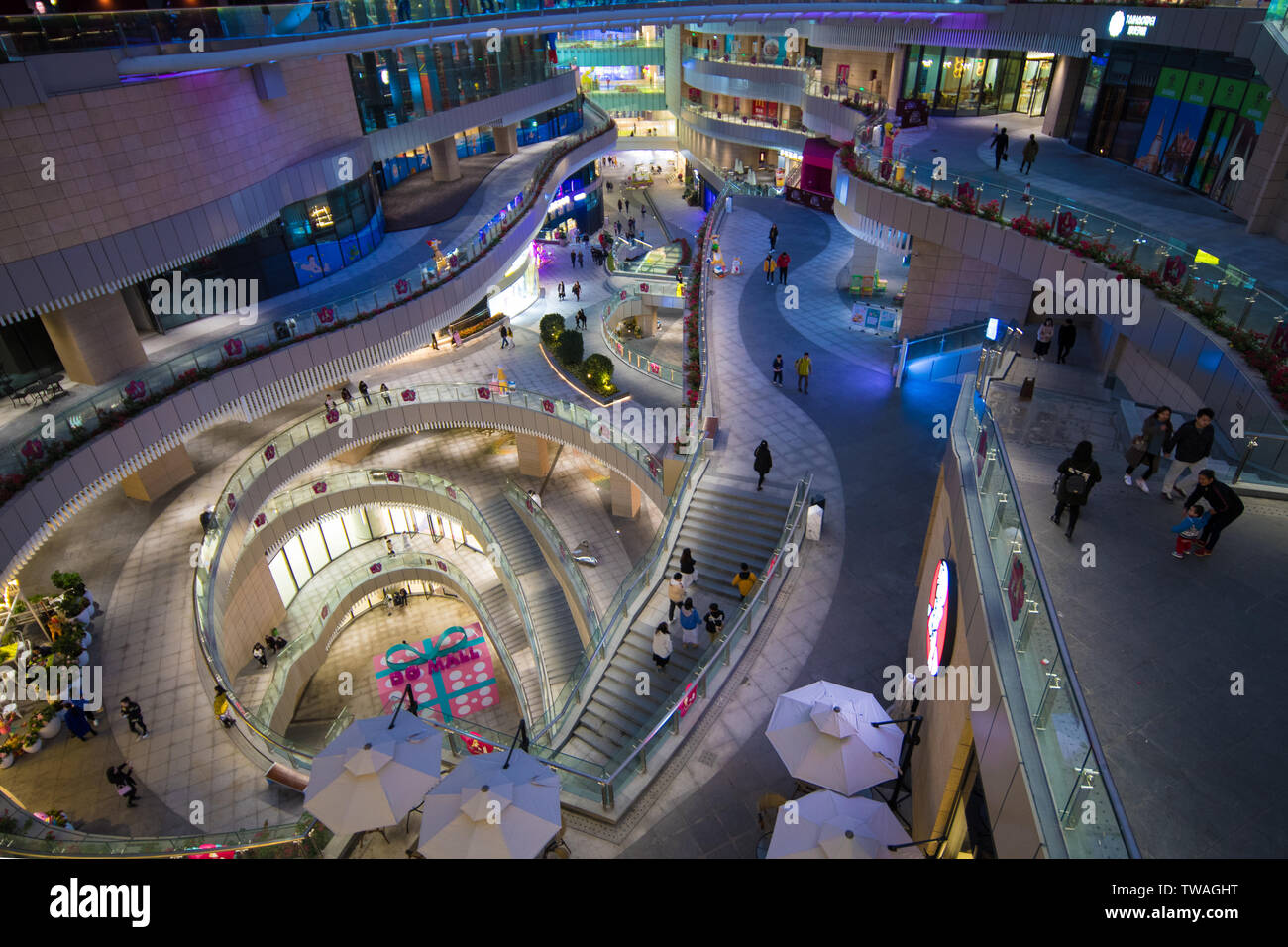 Shopping center flow hi-res stock photography and images - Alamy