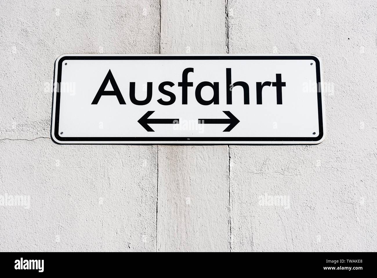 Two arrows hi-res stock photography and images - Alamy