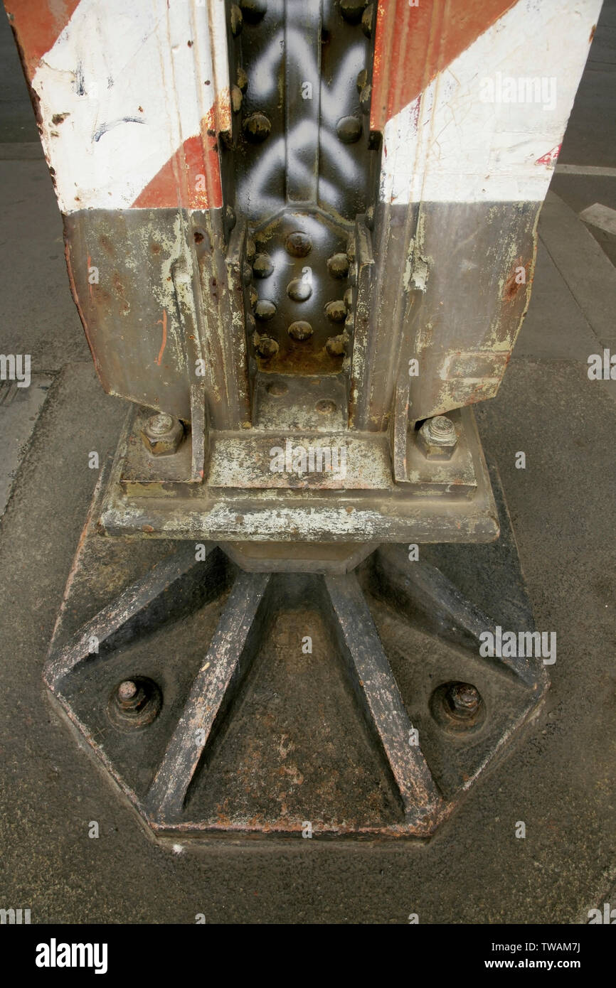 Steel column base hi-res stock photography and images - Alamy