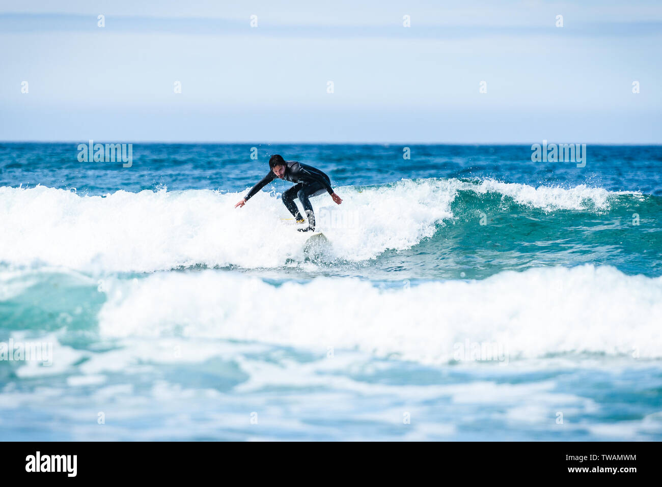 White man with surfboard hi-res stock photography and images - Alamy