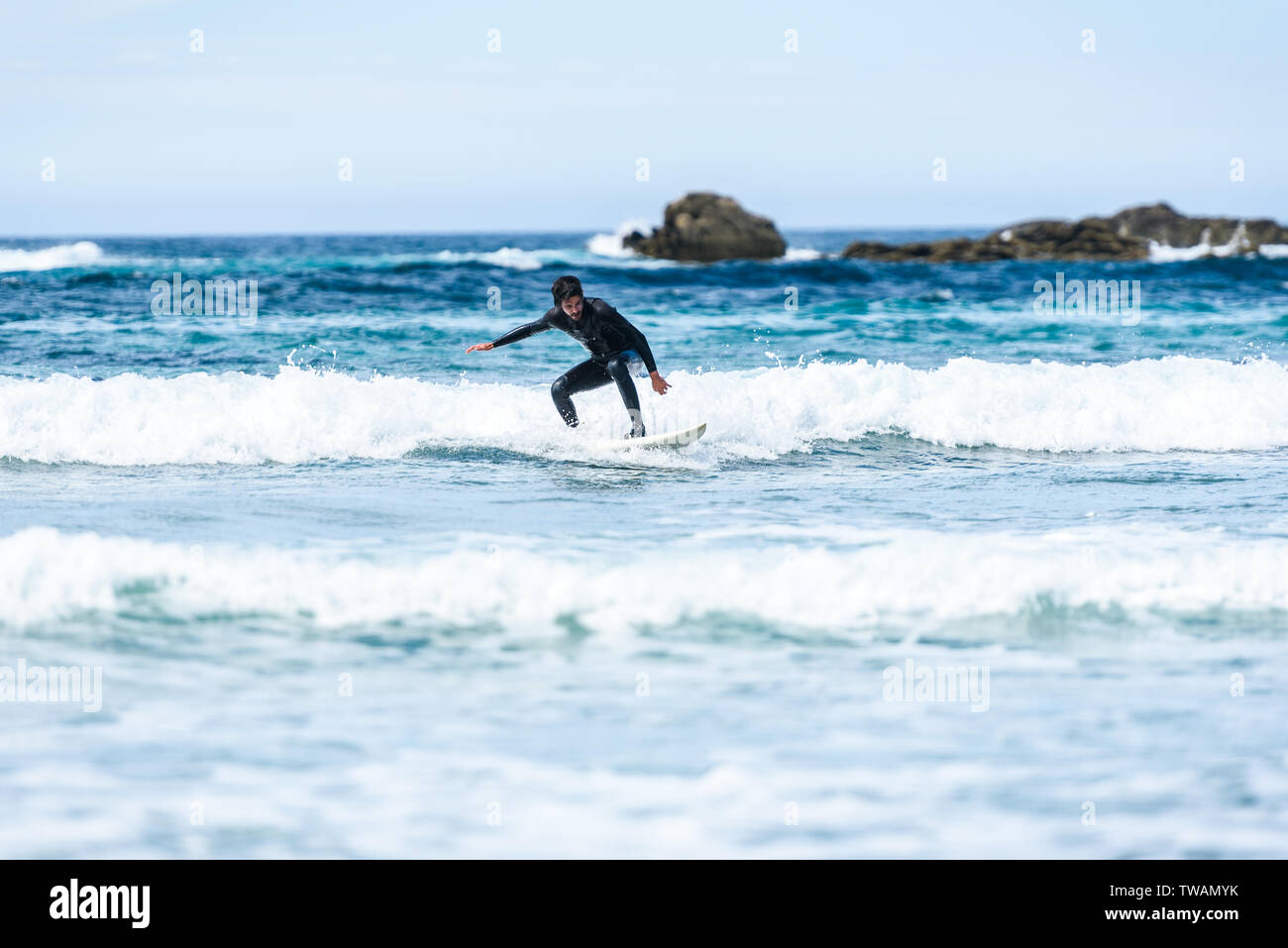 White man with surfboard hi-res stock photography and images - Alamy