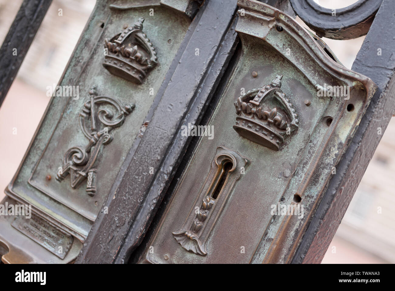 Buckingham palace gate hi-res stock photography and images - Alamy
