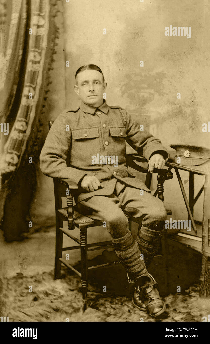 Seated ww1 soldier hi-res stock photography and images - Alamy