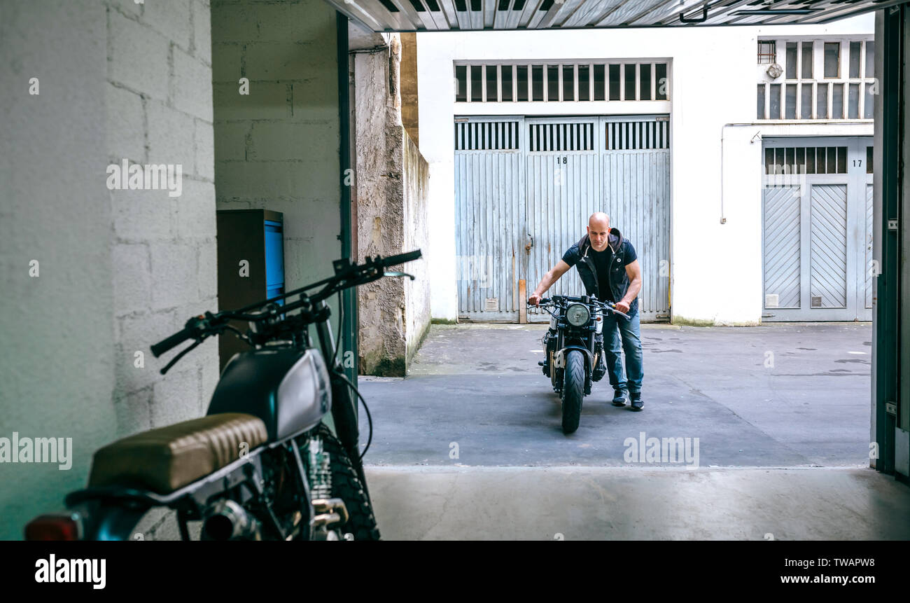 Custom motorcycle garage hi-res stock photography and images - Alamy