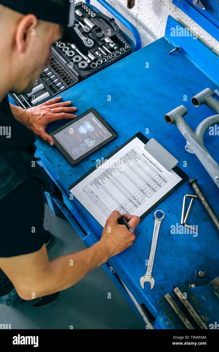 Mechanic garage tablet hi-res stock photography and images - Alamy