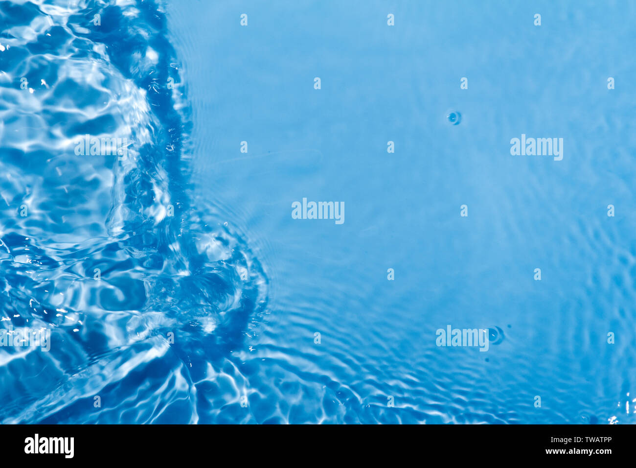 Crystal clear blue ocean splashes hi-res stock photography and images ...