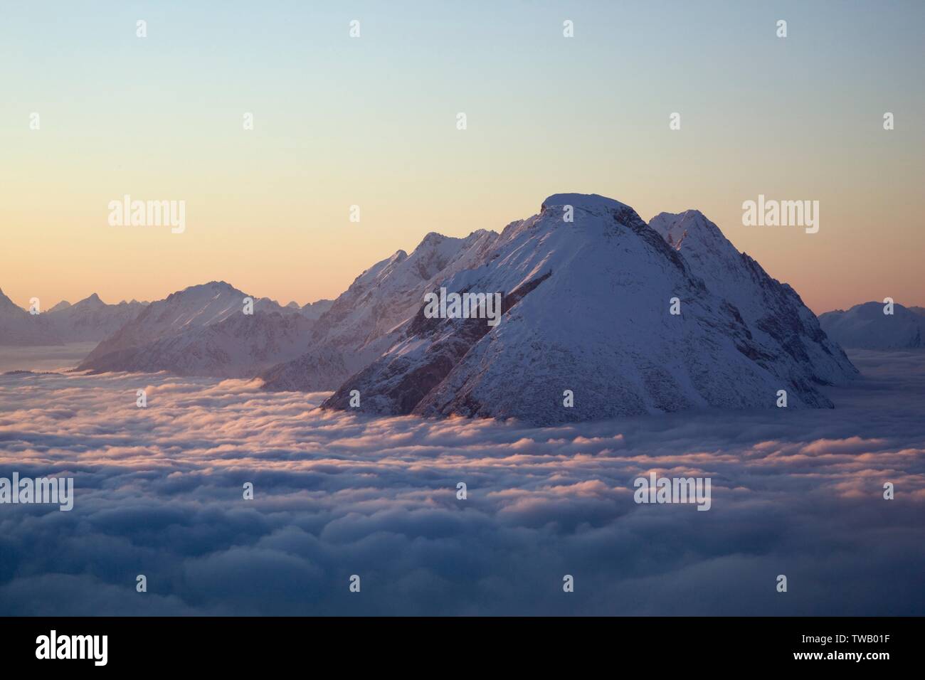 Chain of mountain ranges hi-res stock photography and images - Alamy