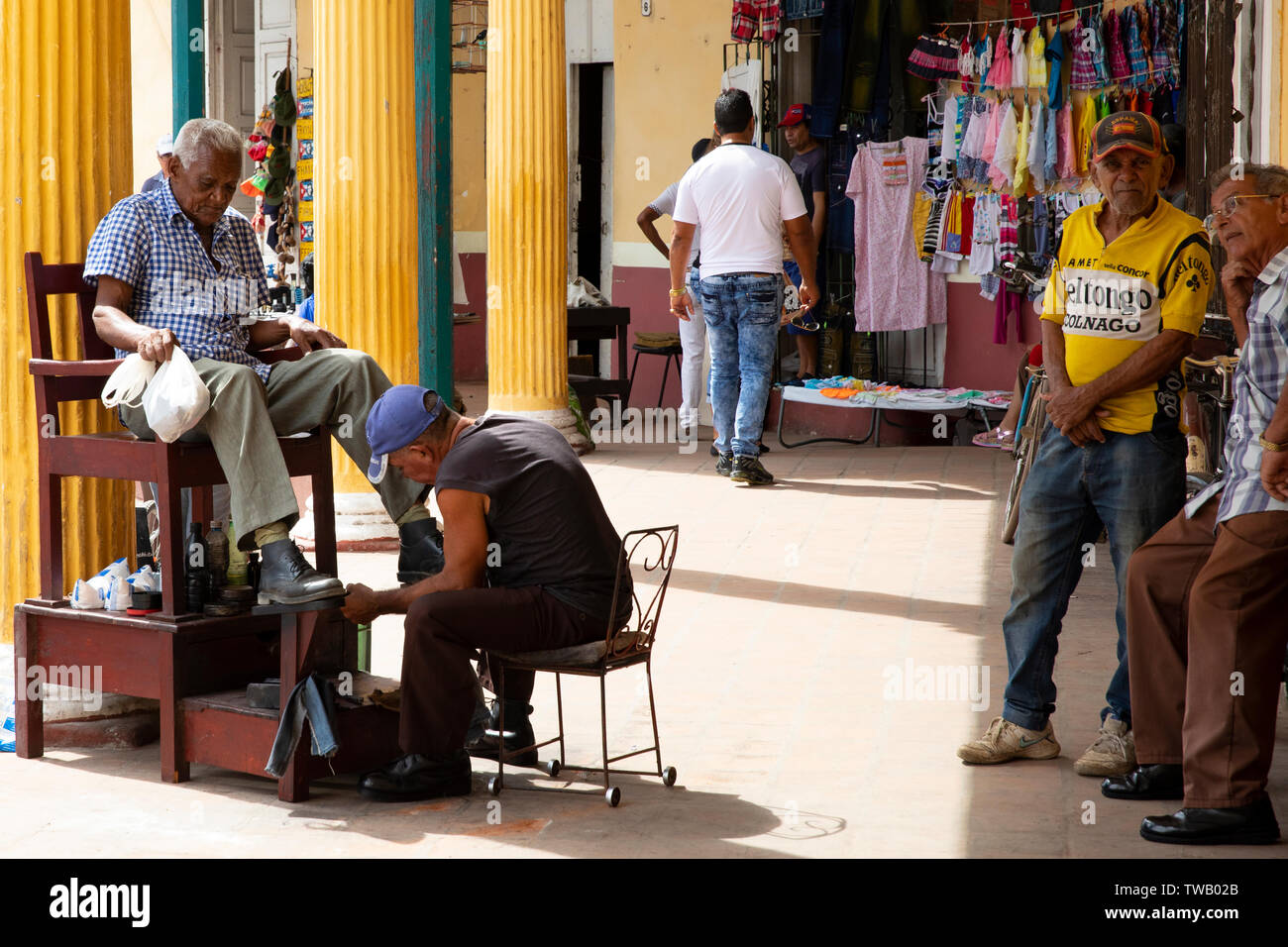 Shoe shine stall hi-res stock photography and images - Alamy