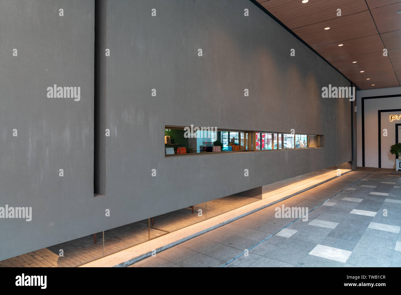 Exterior window of commercial shop Stock Photo - Alamy