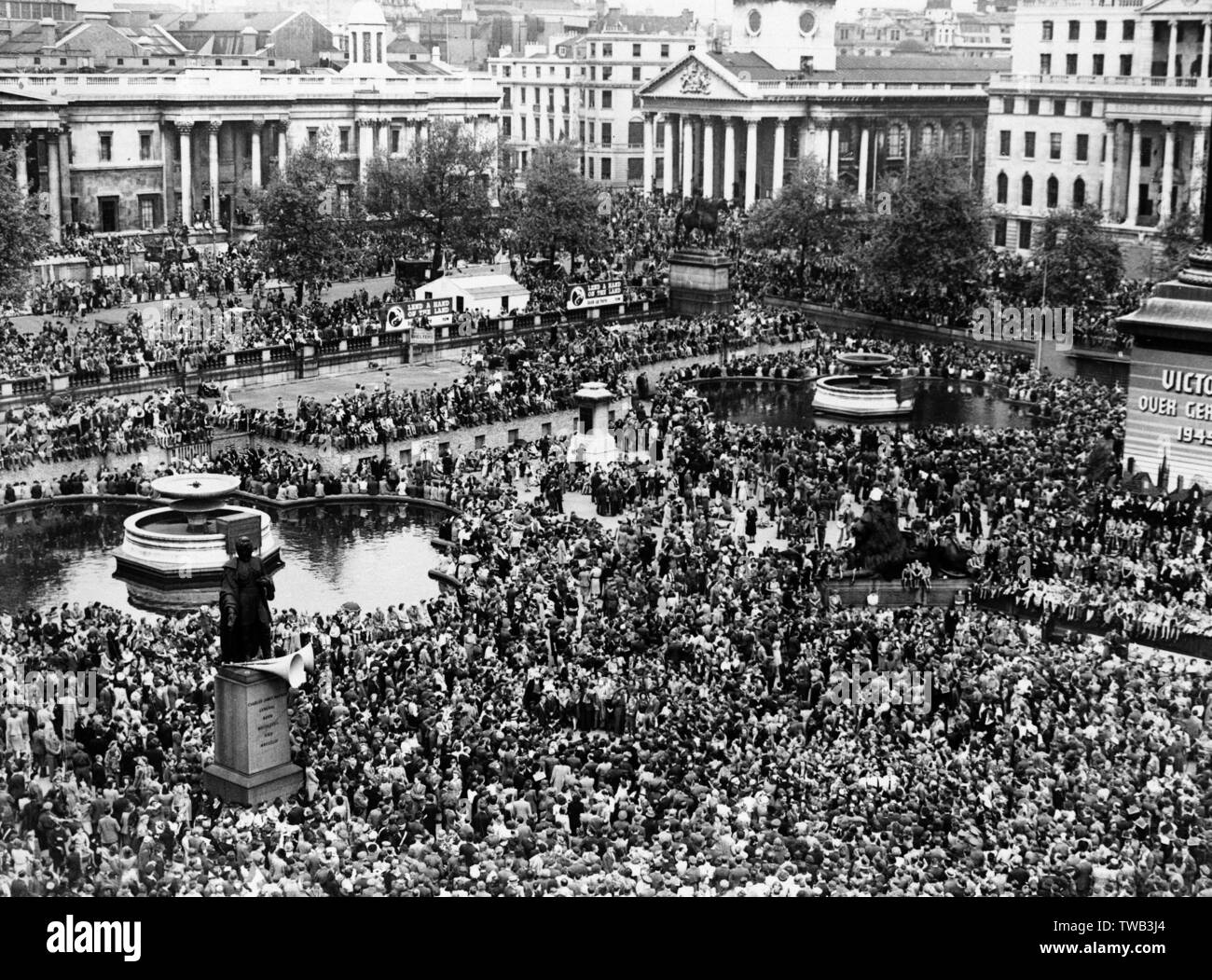 Trafalgar Square, London, WW2 victory celebrations Stock Photo - Alamy