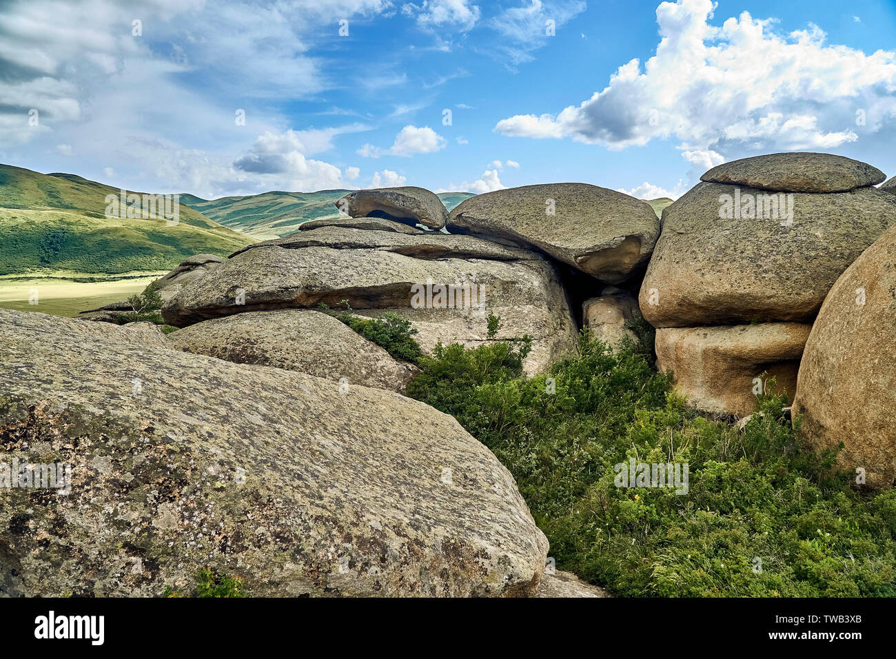 Huge rocks hi-res stock photography and images - Alamy