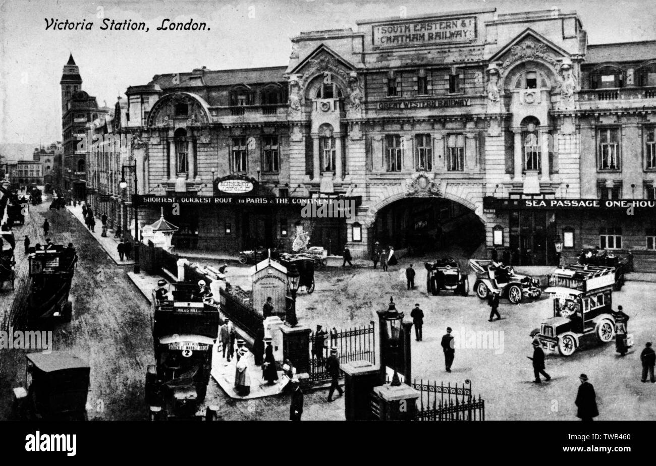 Victoria station london exterior Black and White Stock Photos & Images ...