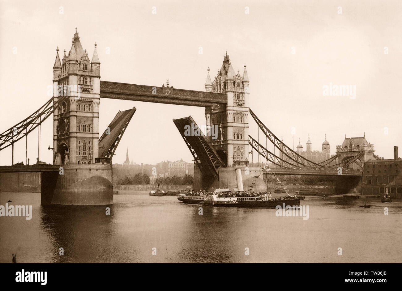 1920s london tower bridge hi-res stock photography and images - Alamy