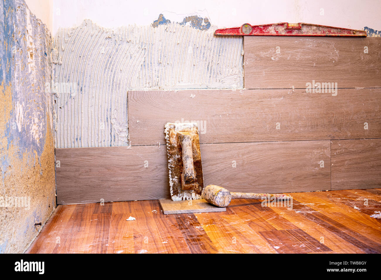 Mason leveling hi-res stock photography and images - Alamy