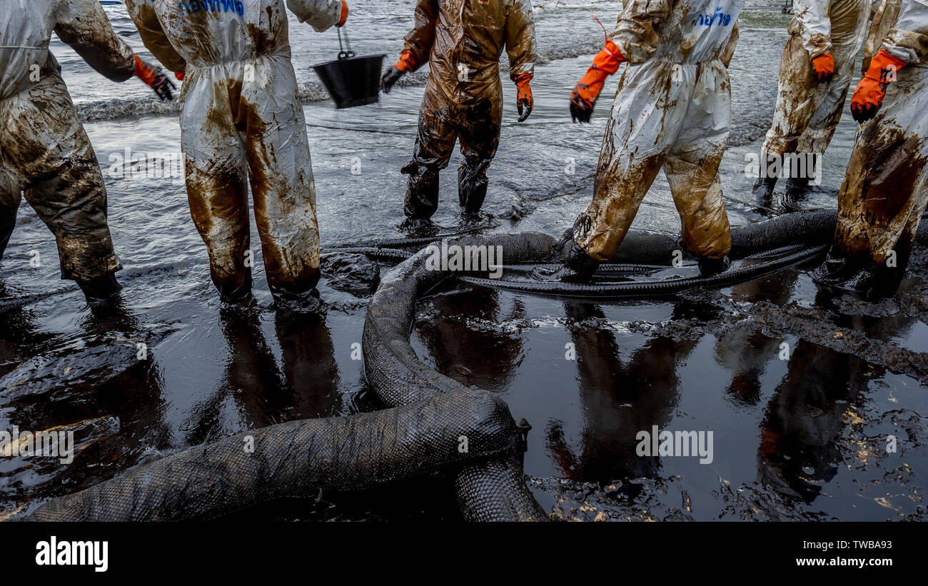 Royal Thai Navy and local volunteers cleaning up a beach from a oil ...
