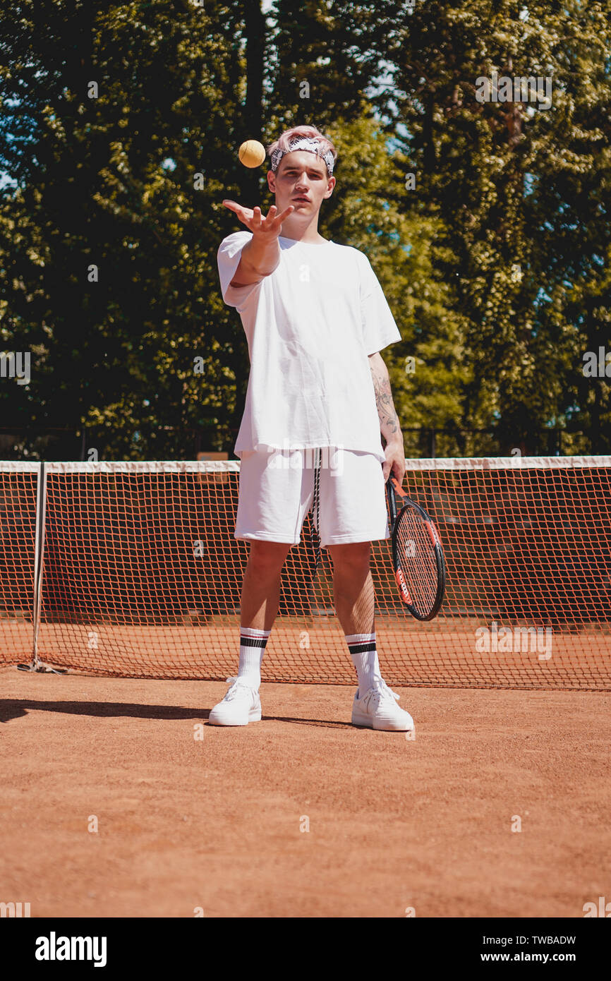 Tennis ball bouncing on racket hi-res stock photography and images - Alamy