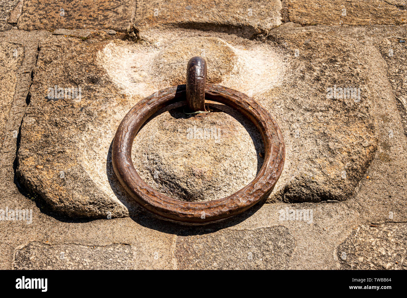 Rusty metal mooring ring set in stone on the quayside Stock Photo - Alamy