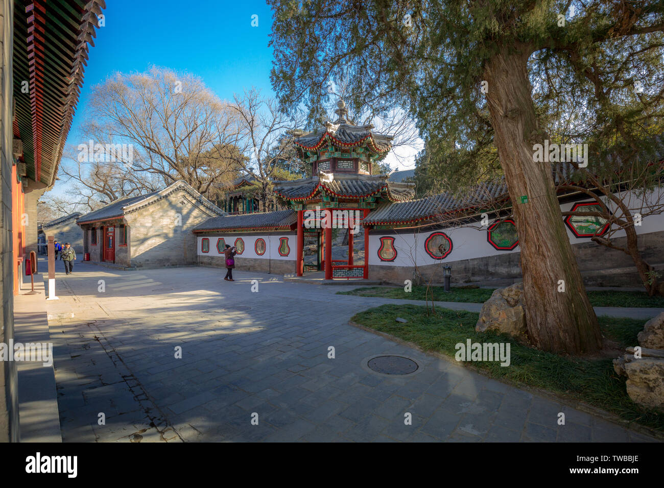 The eight-side hall at the intersection of the Lai Qing Xuan Lane ...
