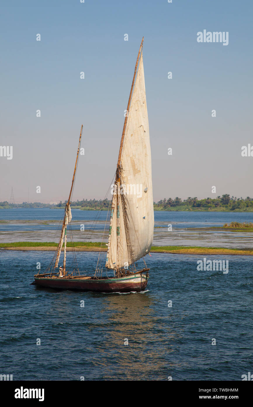 Faluca en el Río Nilo, Valle del Nilo, Egipto Stock Photo - Alamy