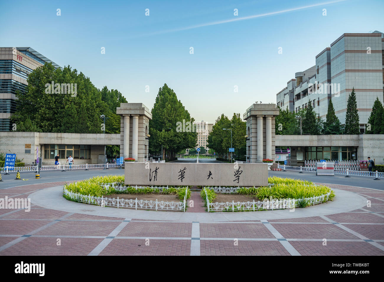 Man gates university hi-res stock photography and images - Alamy