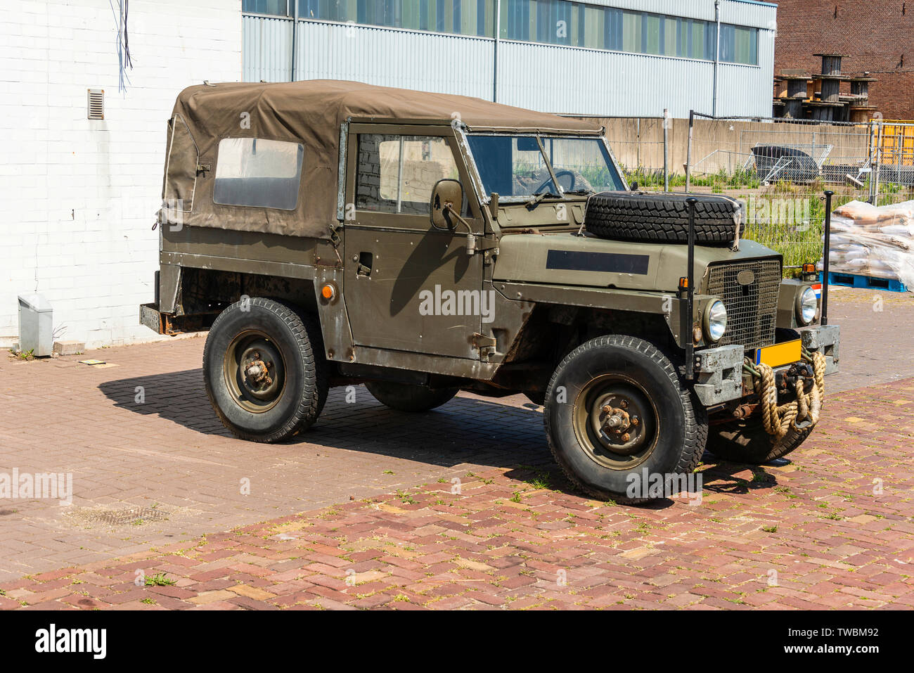 Land Rover Parked High Resolution Stock Photography and Images - Alamy