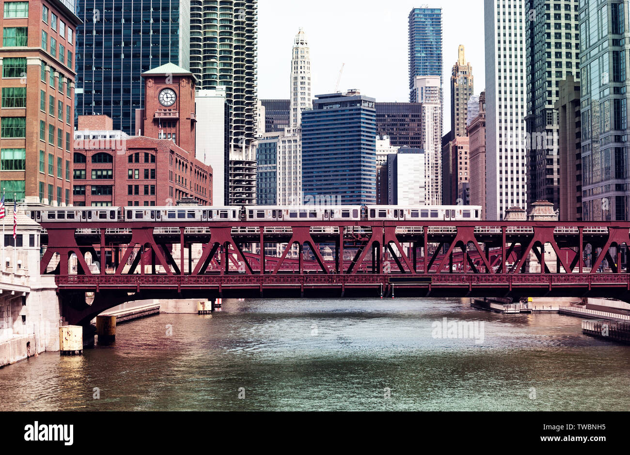 Chicago downtown train bridge river hi-res stock photography and images ...