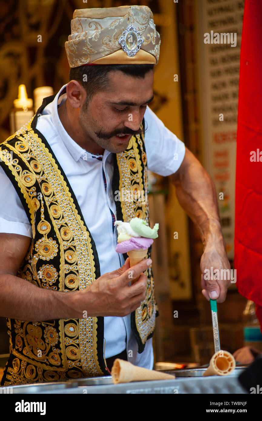 Dondurma turkish ice cream vendor hi-res stock photography and images ...