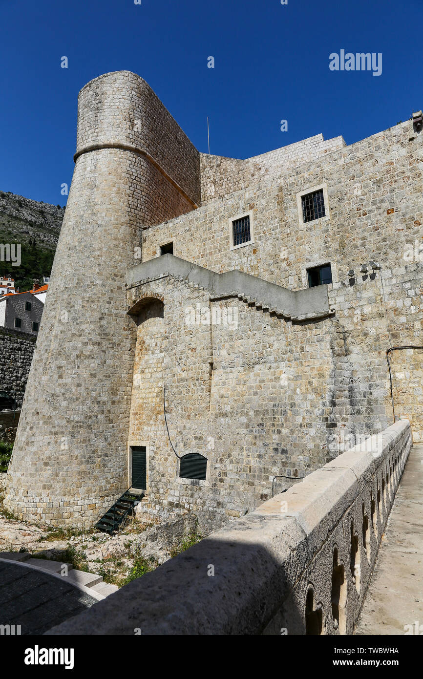 Ploce gate and Revelin Fortress on the old city walls, Dubrovnik ...