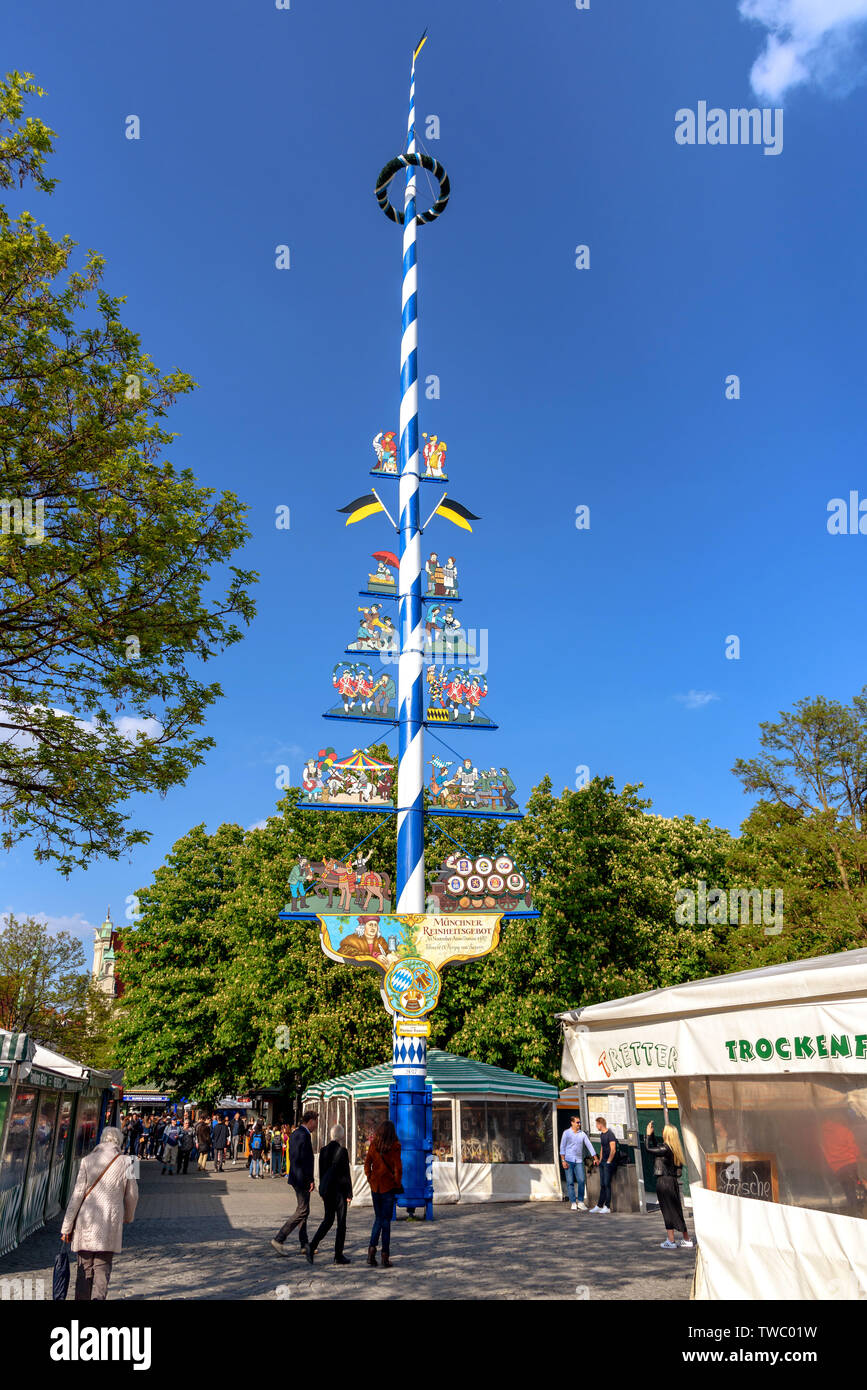 The maypole in the Victuals Market / Viktualienmarkt of Munich, Germany ...