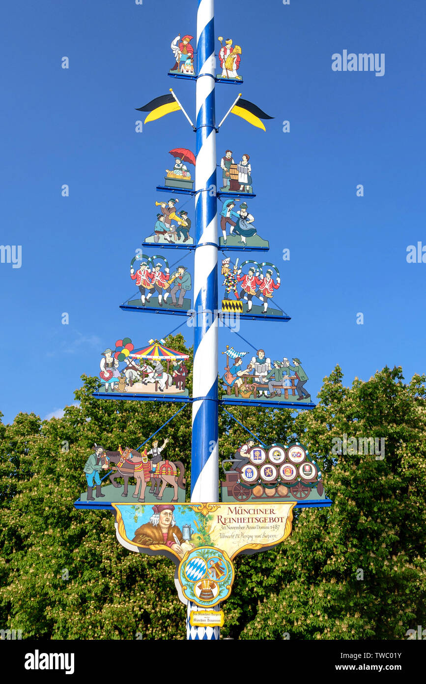 The maypole in the Victuals Market / Viktualienmarkt of Munich, Germany ...