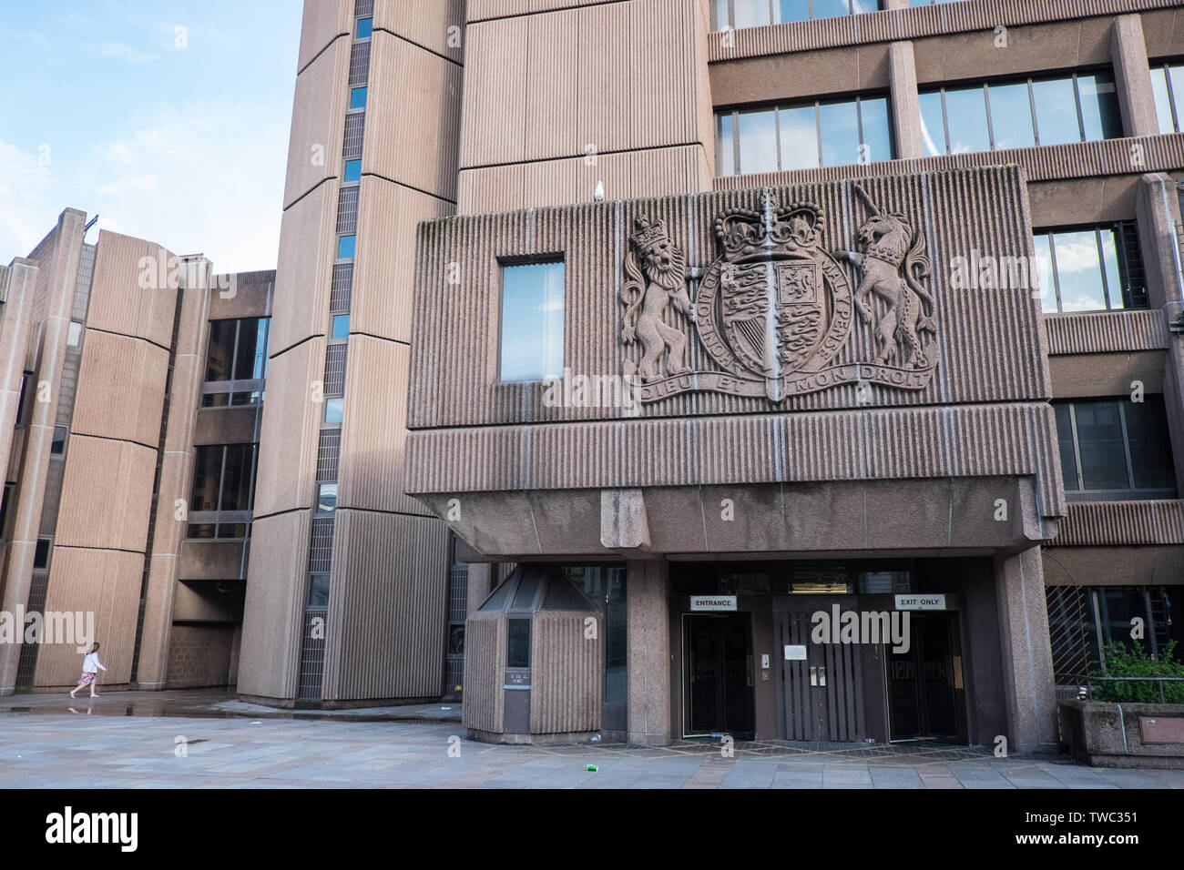 Liverpool crown court queen elizabeth hi-res stock photography and images - Alamy