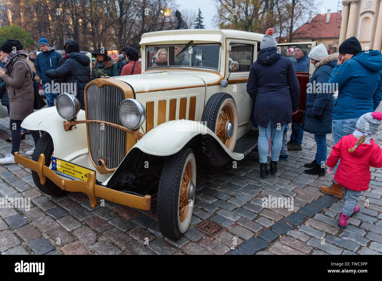 Vintage car in warsaw hi-res stock photography and images - Alamy