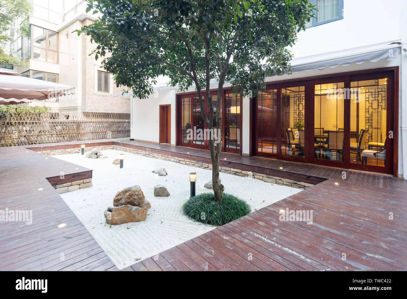 Courtyard entrance modern building hi-res stock photography and images ...