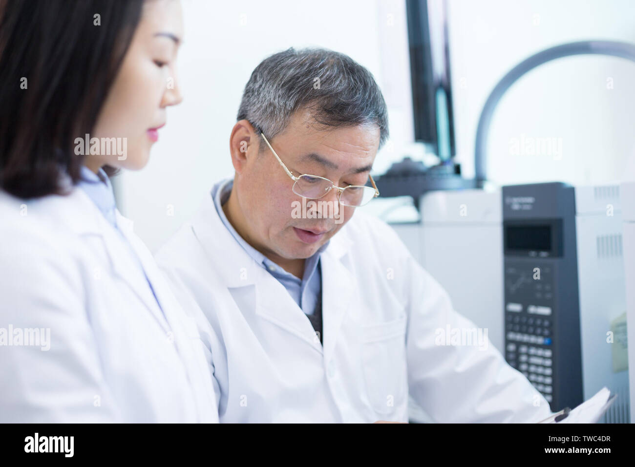 people analysis experimental data in computer in lab Stock Photo - Alamy