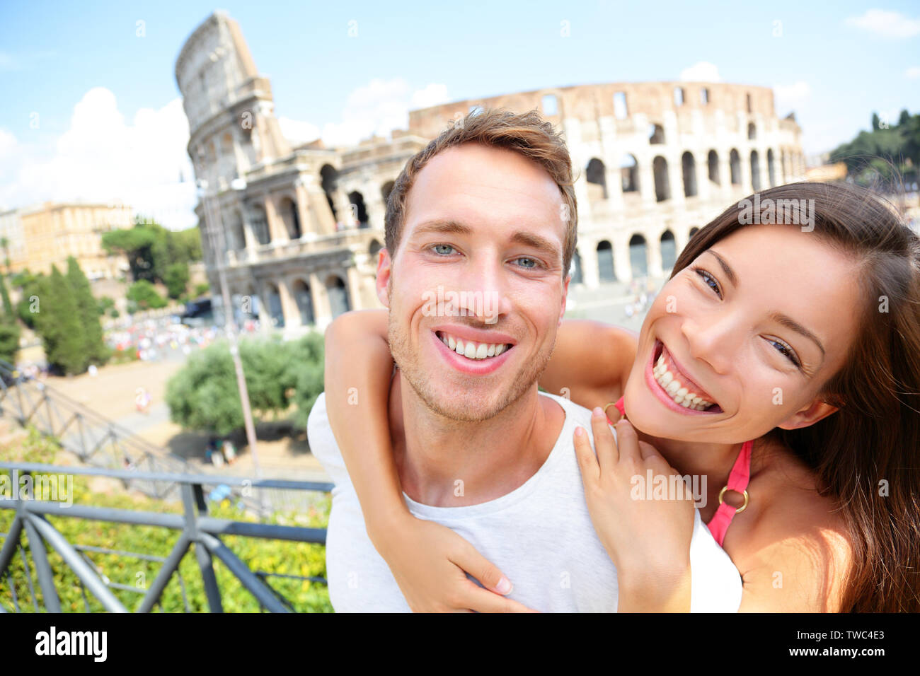 Couples in the coliseum in italy hi-res stock photography and images ...