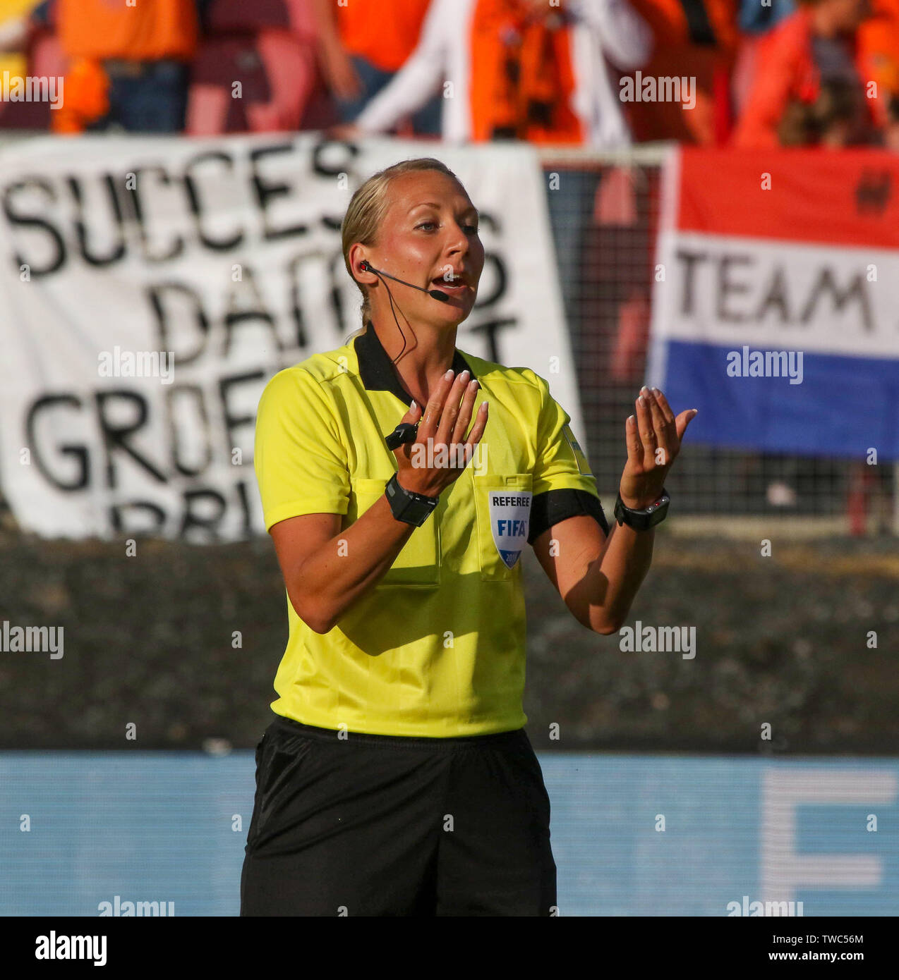 Womens soccer referee yellow top hi-res stock photography and images ...
