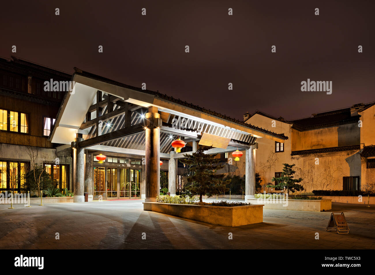 Night scene of traditional building near the river Stock Photo - Alamy