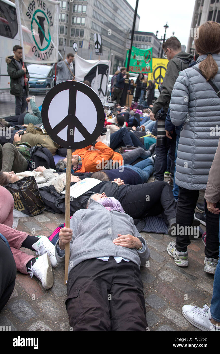 People holding signs anti nuclear hi-res stock photography and images ...