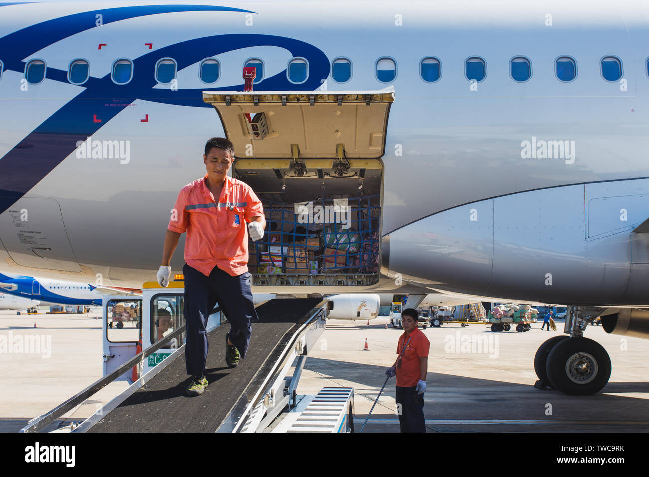 Southern Airlines, ground crew transporting checked baggage Stock Photo ...