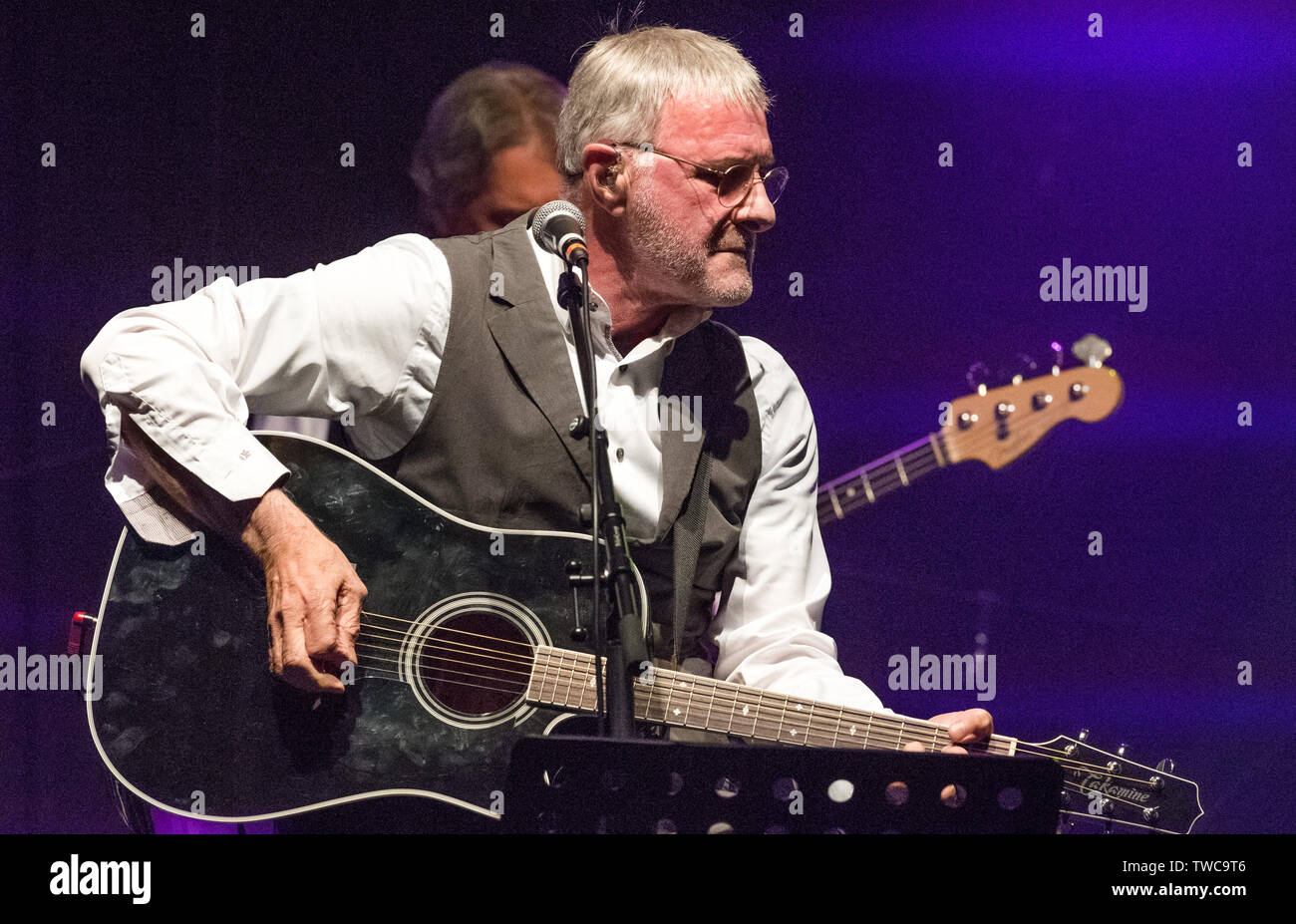 Steve Harley and Cockney Rebel on stage at the Gate to Southwell ...