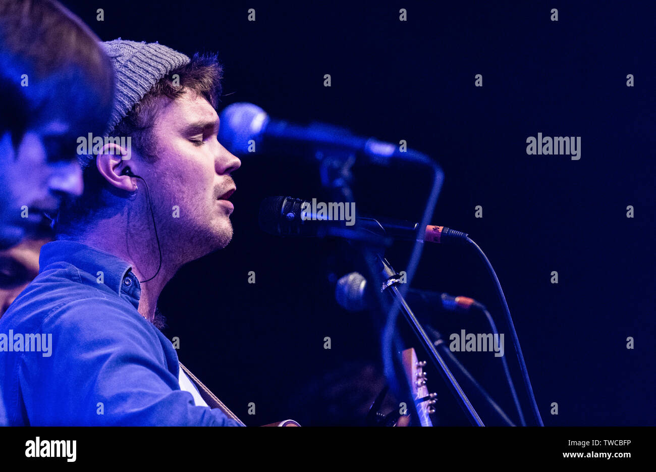 English folk entertainer hi-res stock photography and images - Alamy