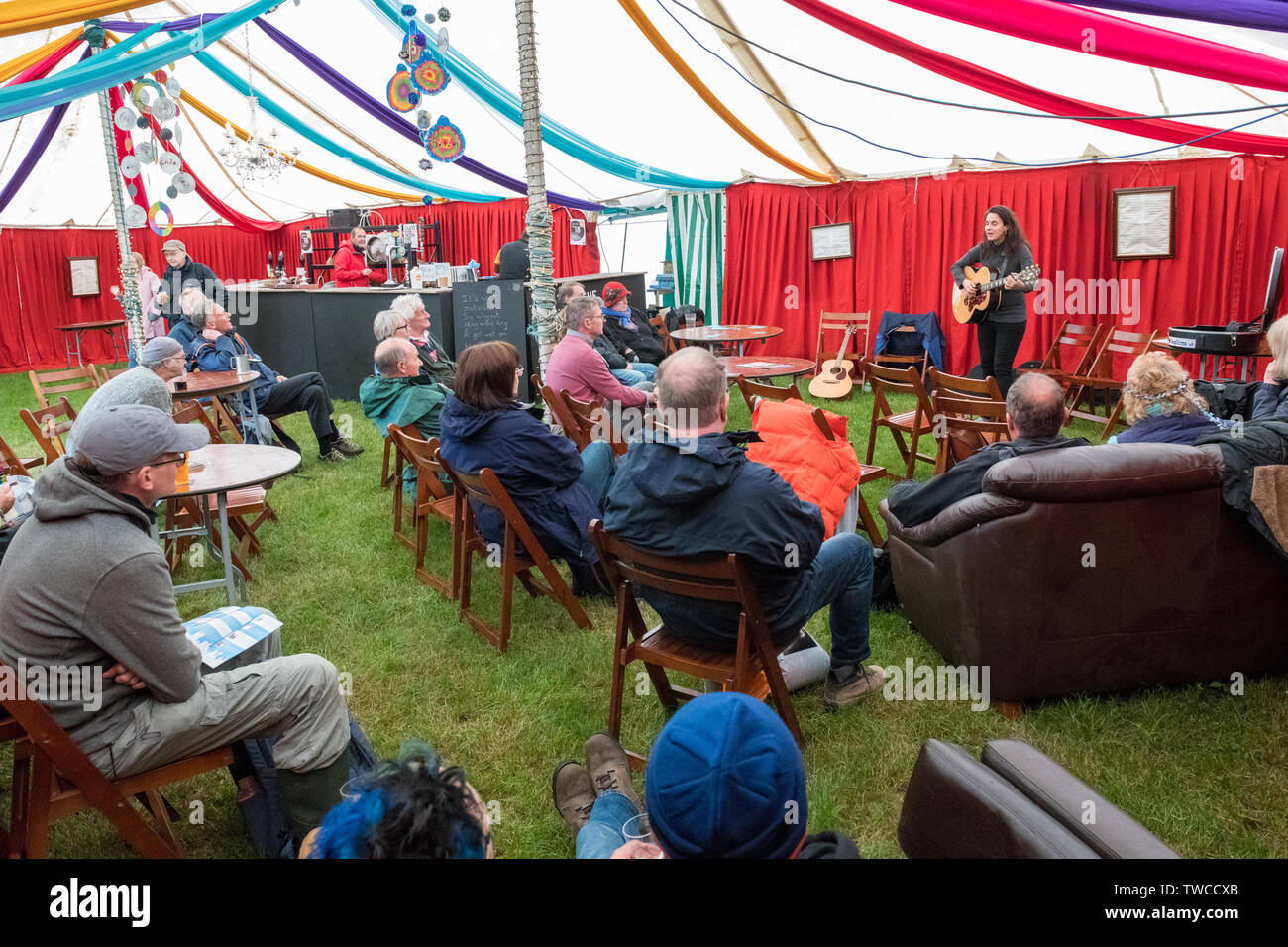 Folk singer Flossie Malavialle play live to a small audience in a ...
