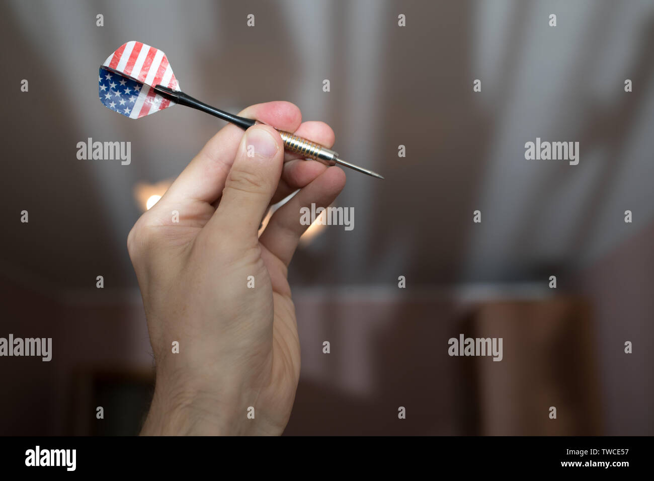 Hand throwing dart hi-res stock photography and images - Alamy